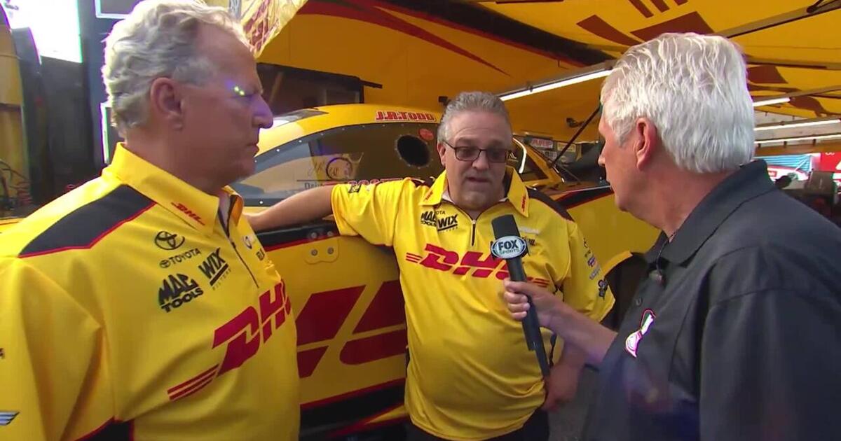 Lee Beard discusses qualifying strategy with DHL Funny Car crew chiefs ...